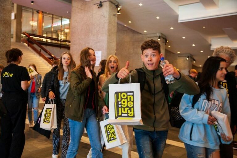 Duizenden jongeren lezen voor jubileumeditie Jonge Jury - Stichting Lezen